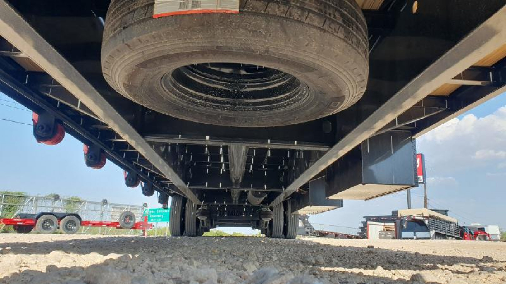 New Diamond C 102"x40' Air Ride Engineered Beam FMAX212 w/ Max Ramps