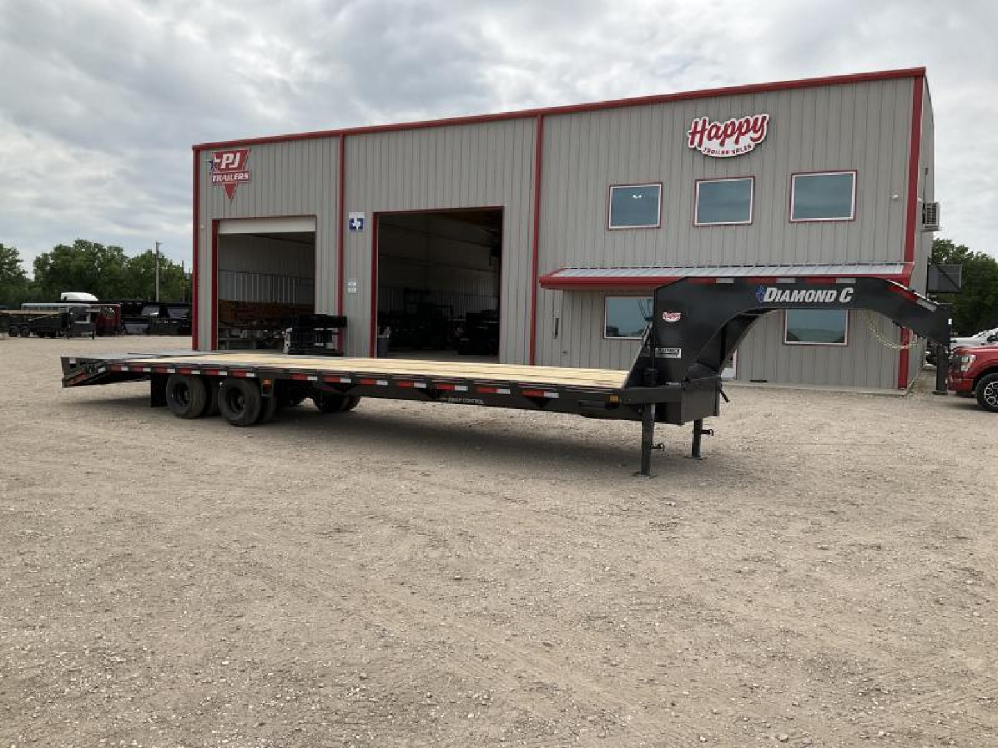 New 2025 Diamond C 102"x35' Engineered Beam FMAX212 w/ Max Ramps