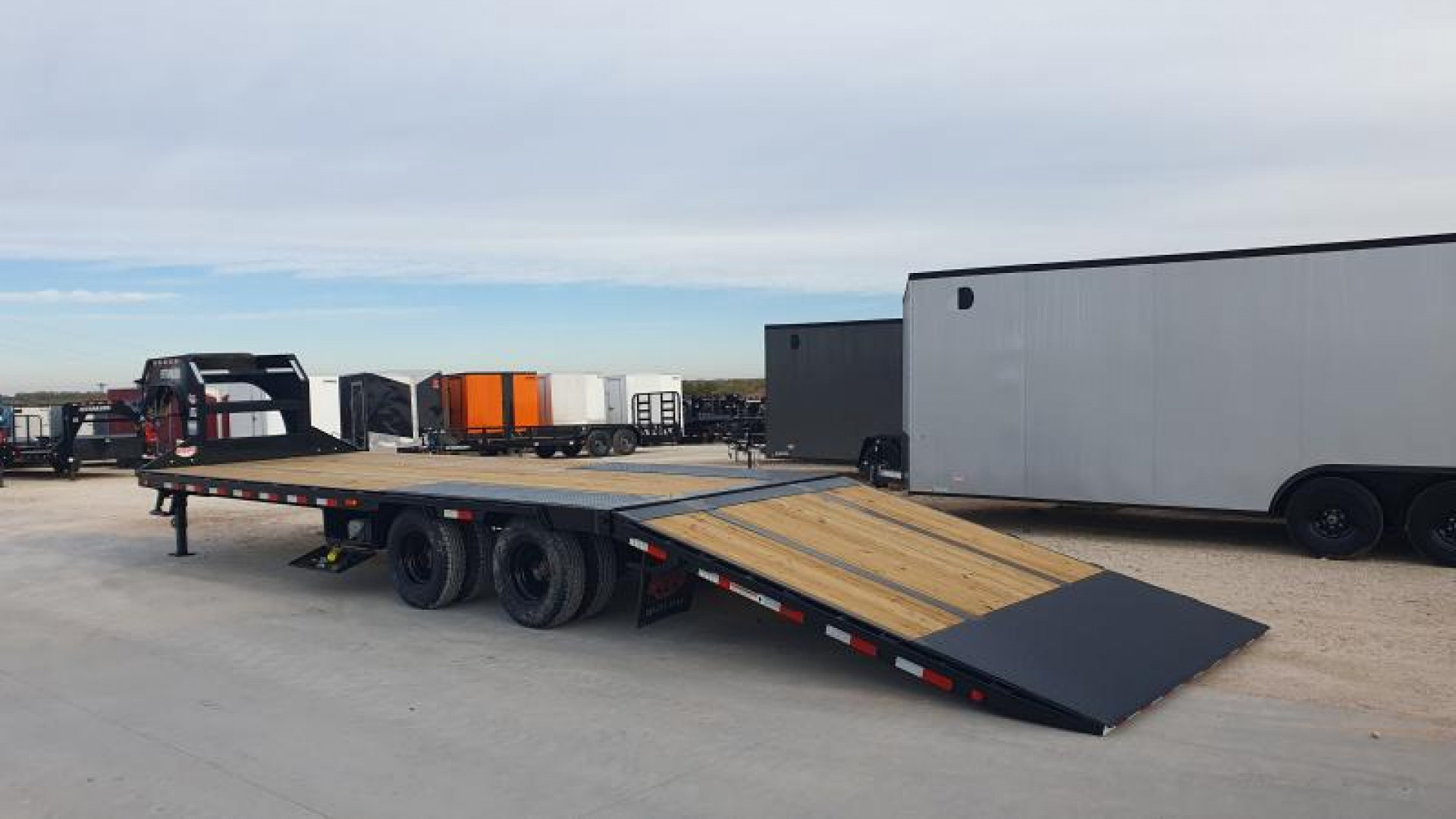 New 2025 PJ 102"x32' GN Low Pro Hydraulic Dovetail w/ Duals - LY for ...