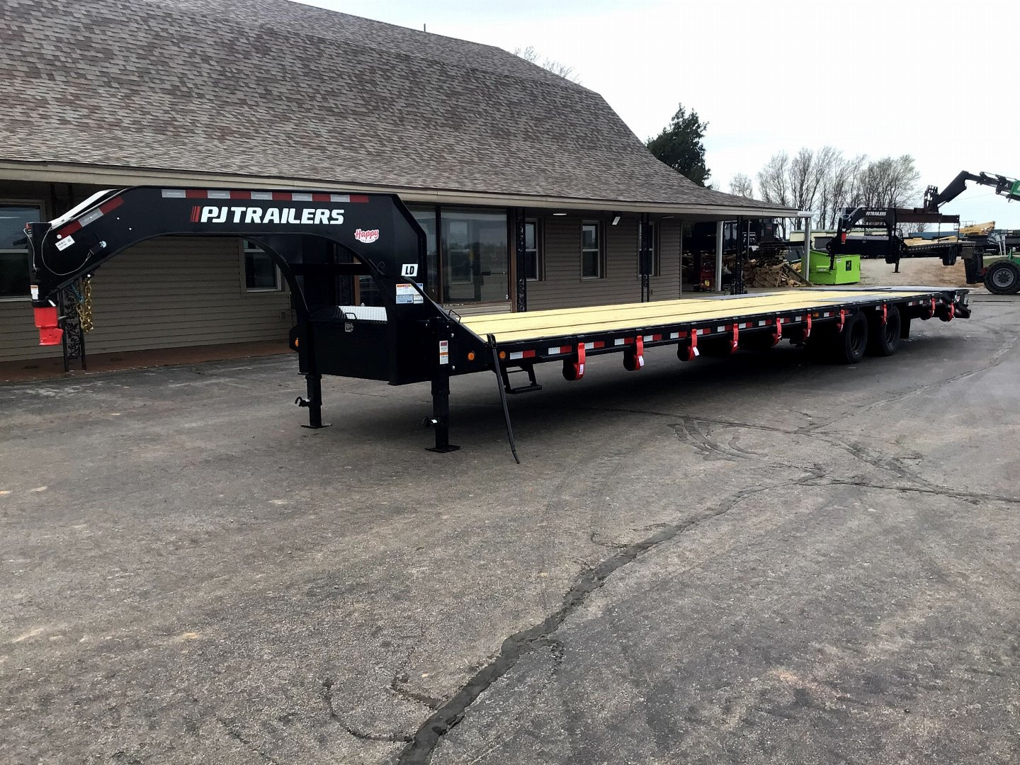 New 2025 PJ 102"x40' GN Low Pro Flatbed w/ Duals - LD