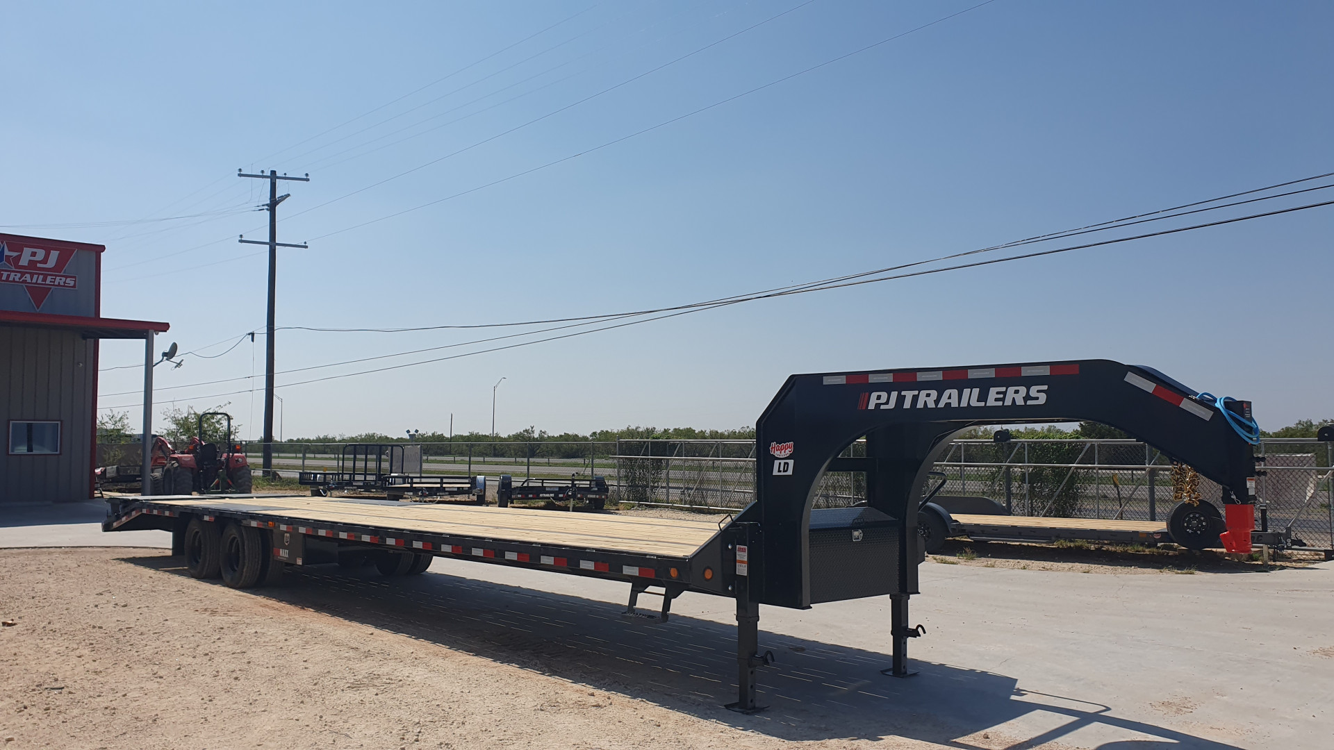 New 2025 PJ 102"x40' GN Low Pro Air-Ride Flatbed w/ Duals - LD
