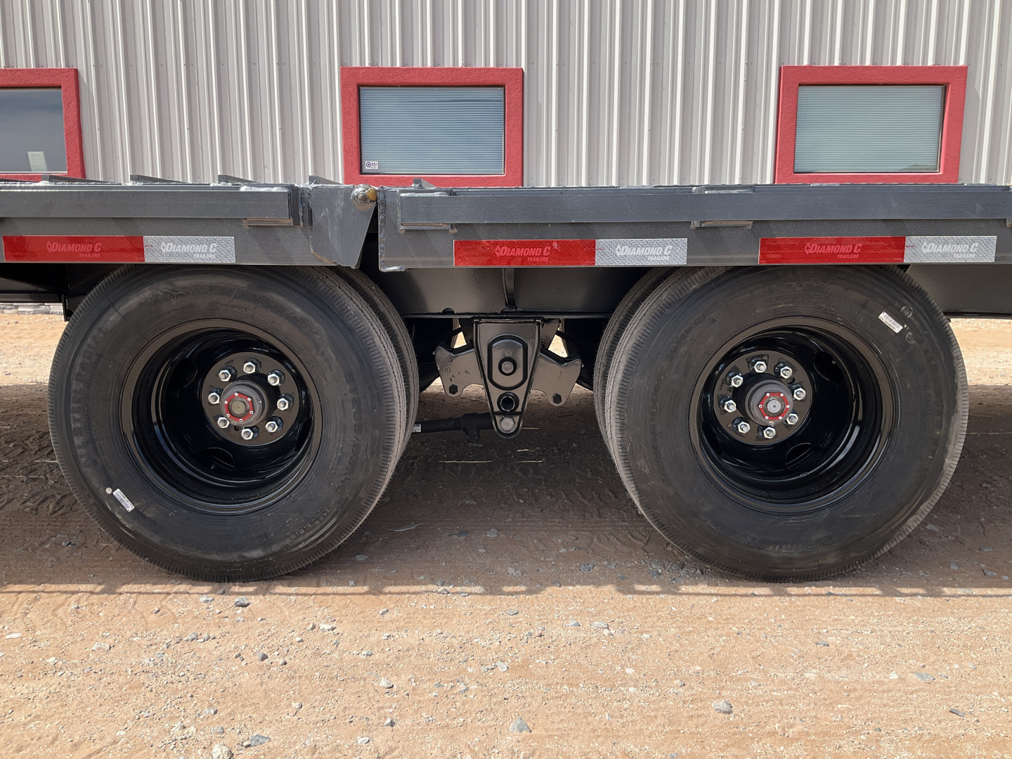 New 2025 Diamond C 102"x32' Engineered Beam FMAX210 w/ Hyd. Dovetail