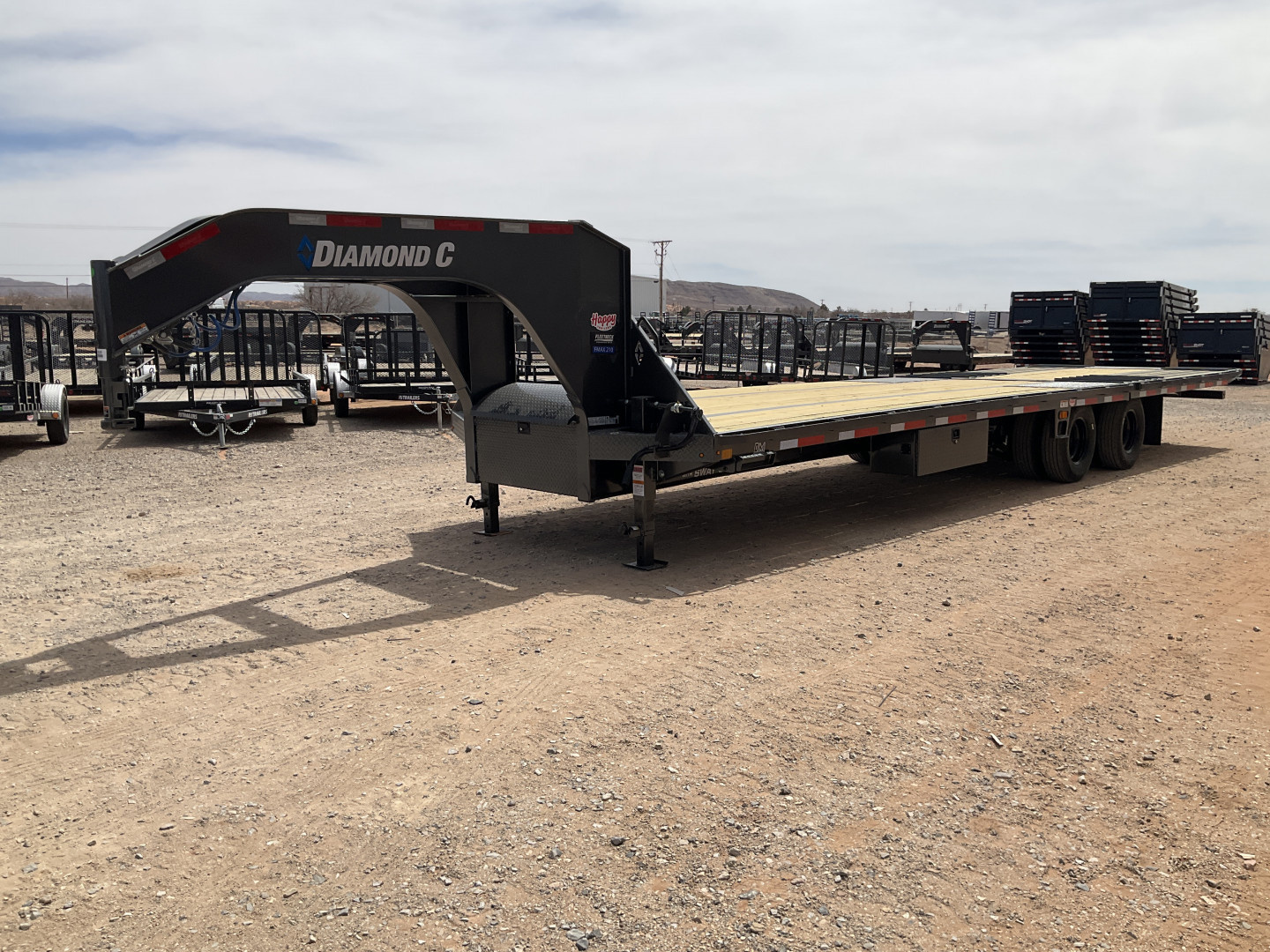 New 2025 Diamond C 102"x32' Engineered Beam FMAX210 w/ Hyd. Dovetail