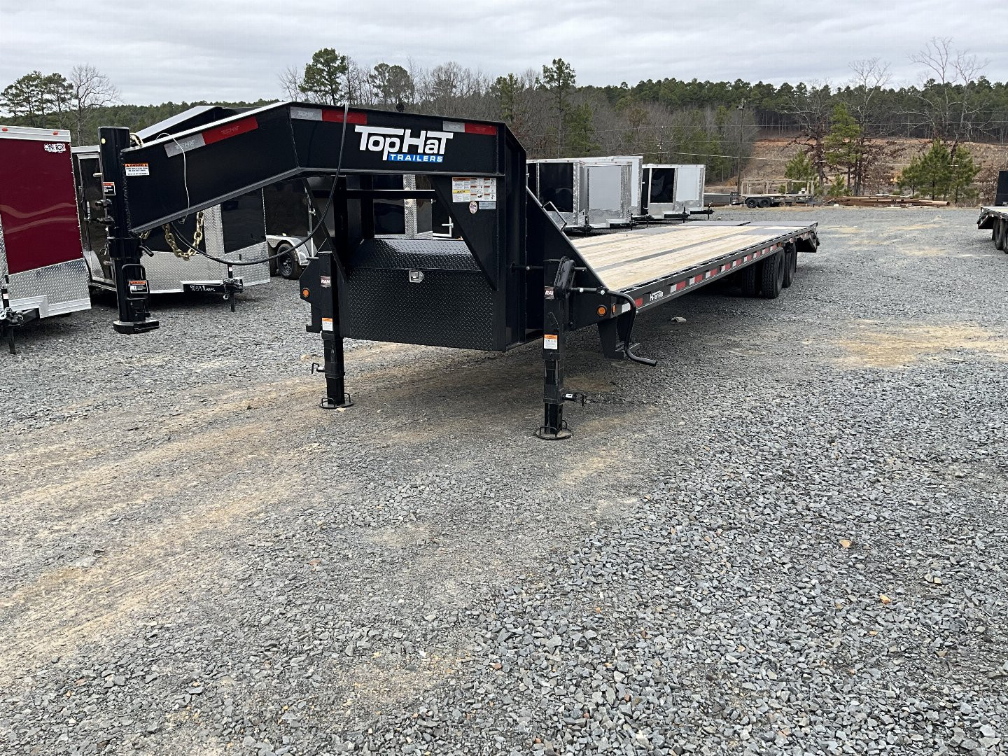 New 2025 TOP HAT TRAILERS Deckover Gooseneck 35+5 25.9k GVWR with Jumbo Ramps & Ratchet Rail