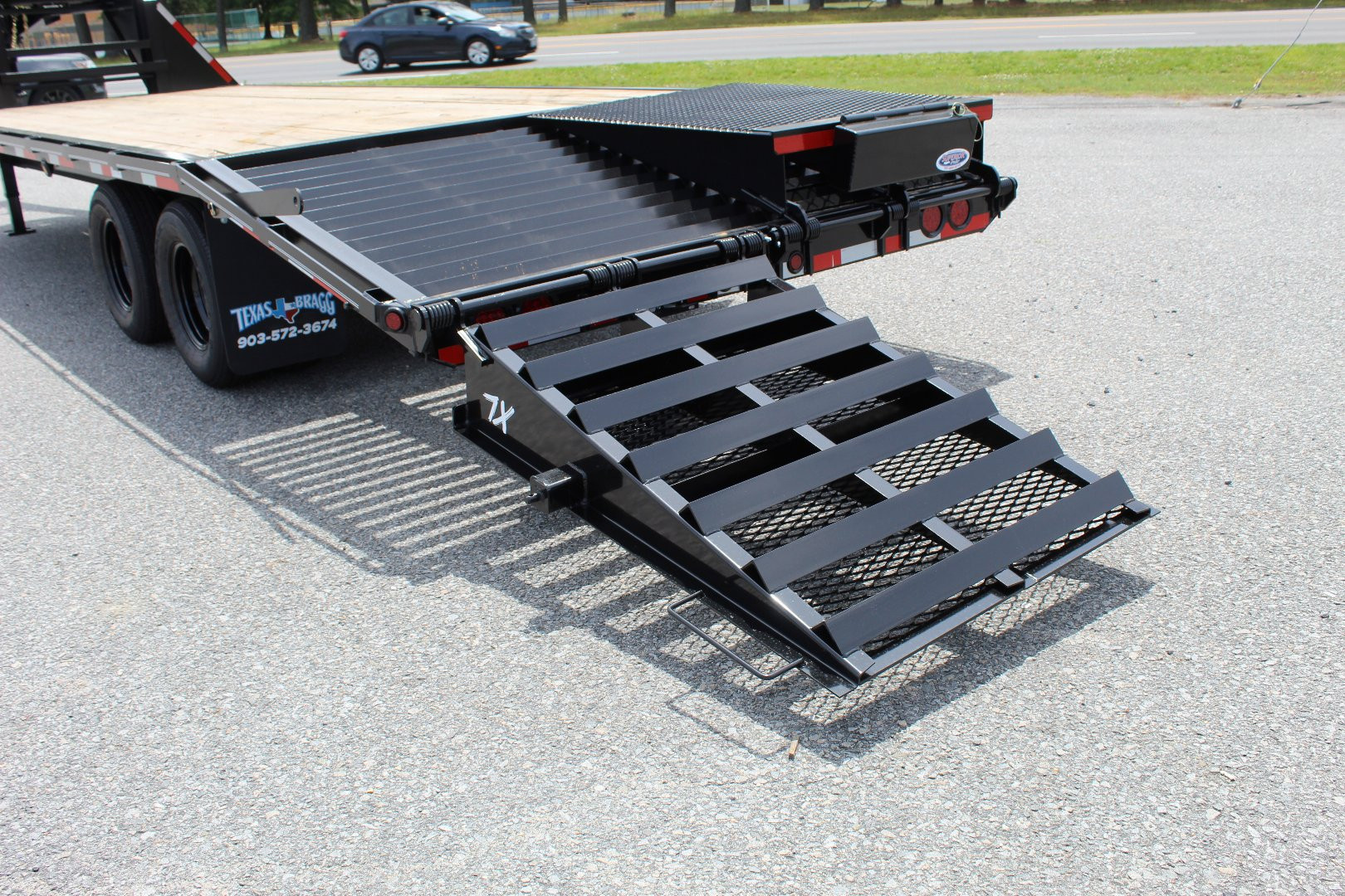 New 2025 TEXAS BRAGG TRAILERS GN 20+5 20K Flatbed Trailer