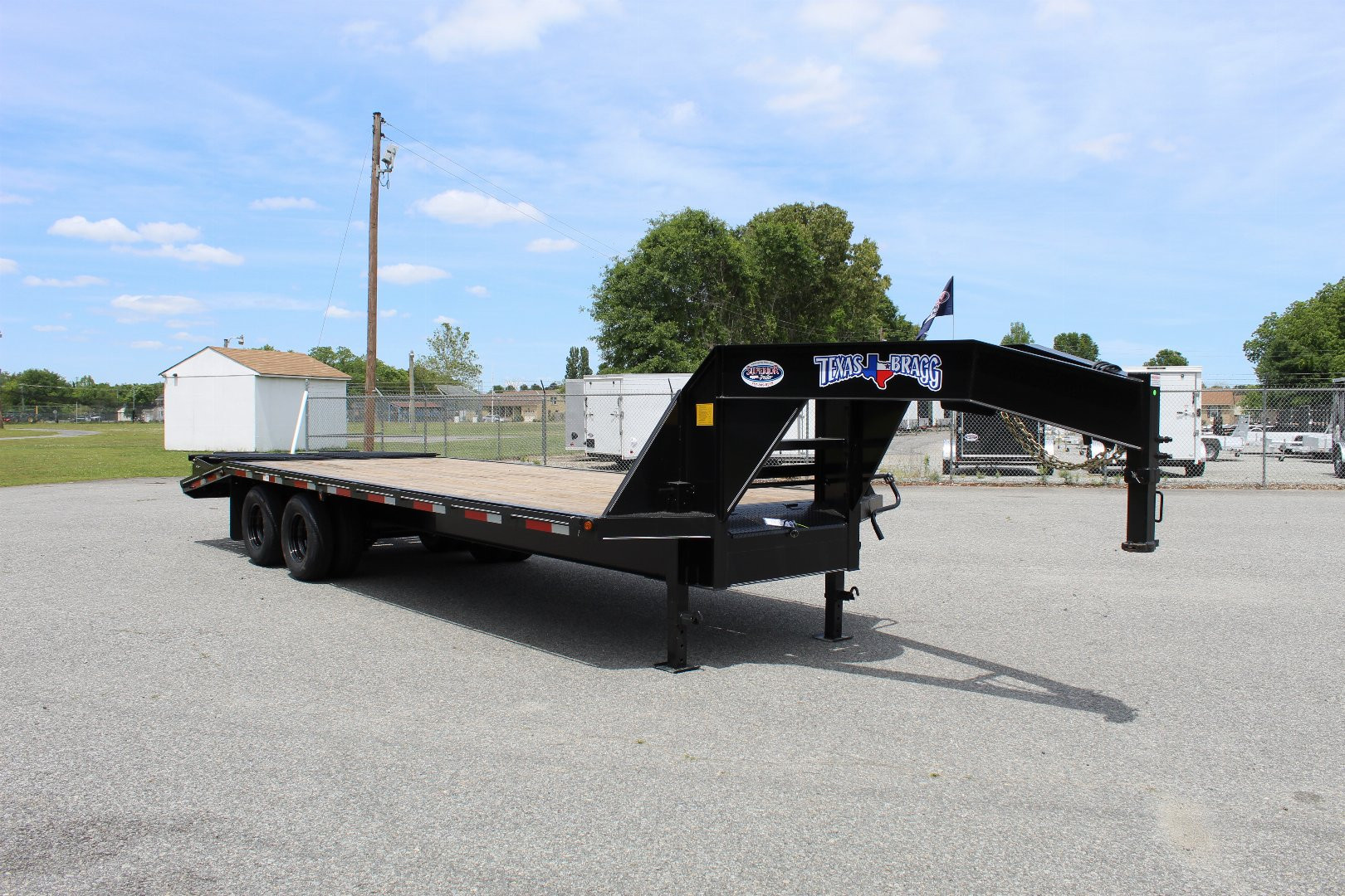 New 2025 TEXAS BRAGG TRAILERS GN 20+5 20K Flatbed Trailer