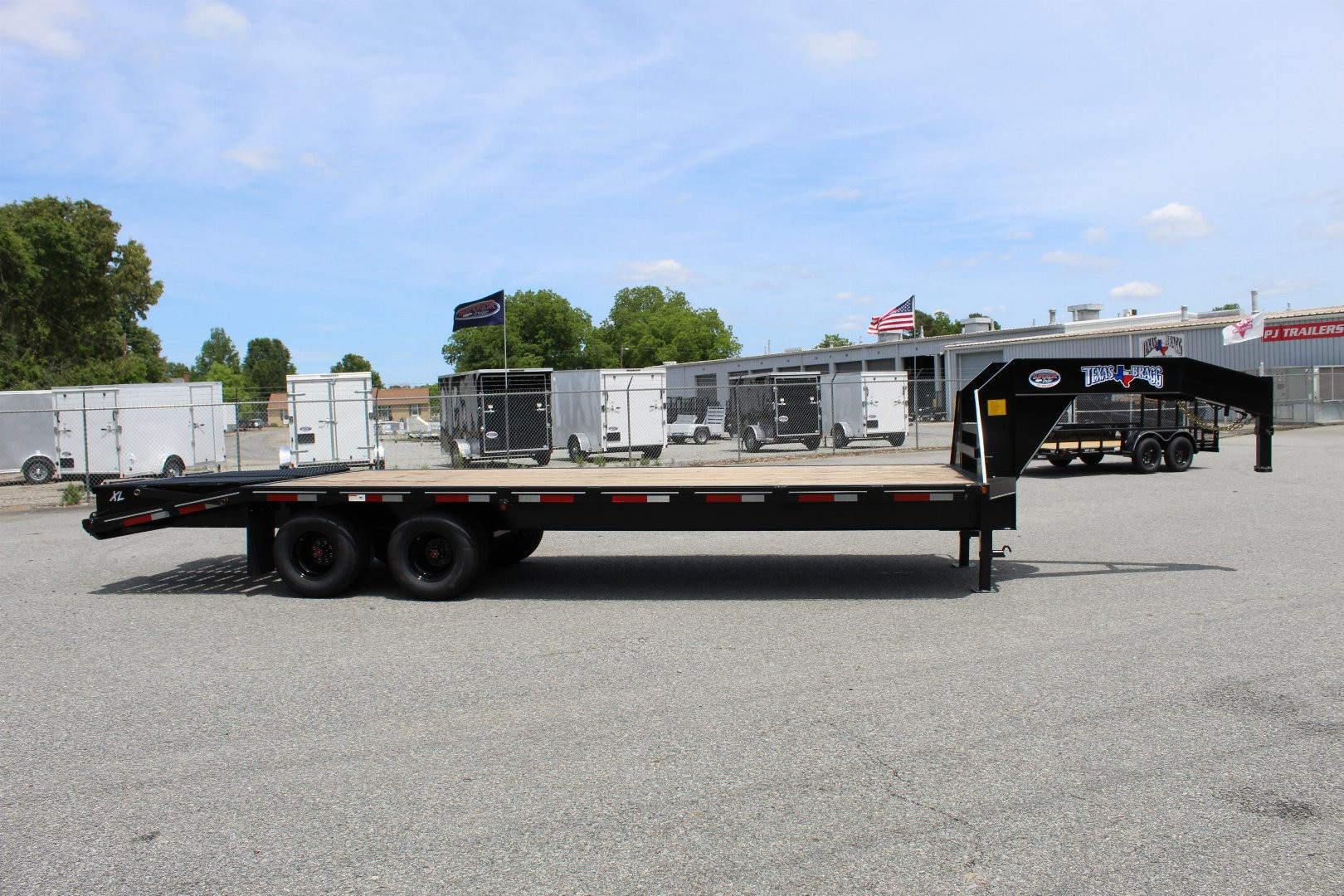 New 2025 TEXAS BRAGG TRAILERS GN 20+5 20K Flatbed Trailer
