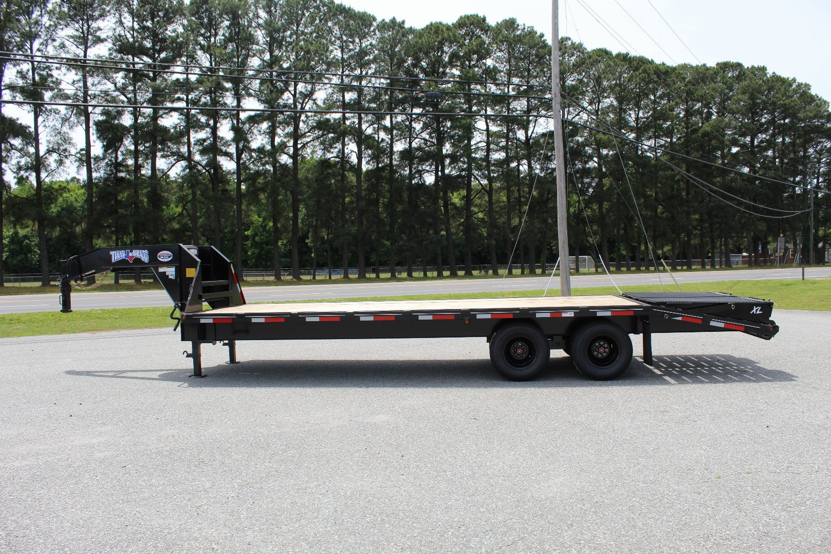 New 2025 TEXAS BRAGG TRAILERS GN 20+5 20K Flatbed Trailer