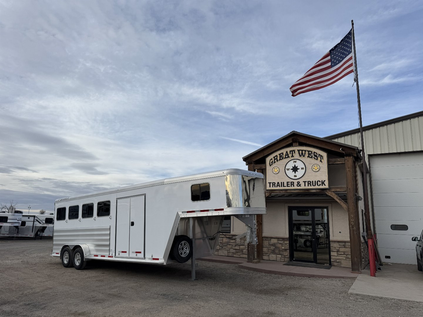 New 2025 Featherlite Trailers 4 HORSE PREMIER TACK Horse Trailer