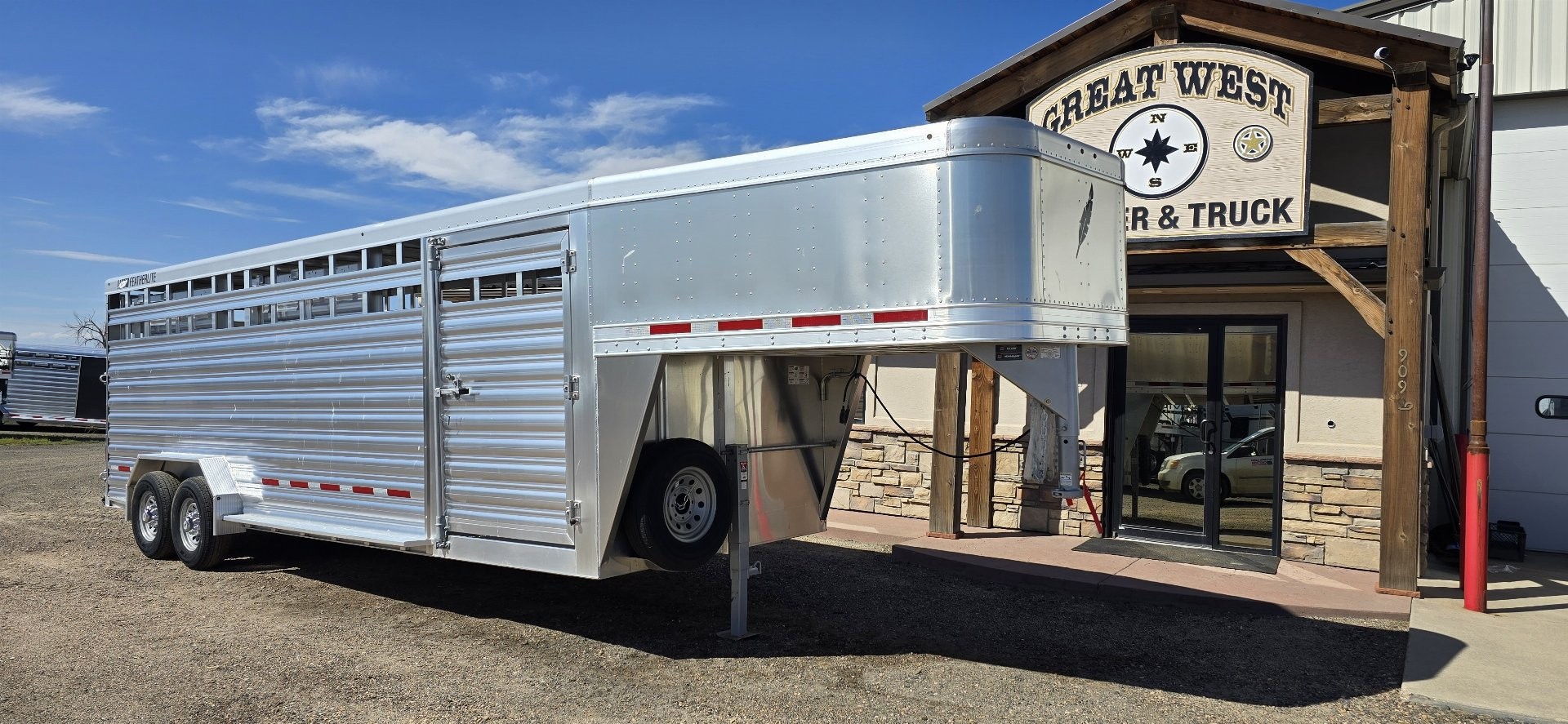 New 2024 Featherlite Trailers 8127 Perfectfit Stock / Stock Combo Trailer