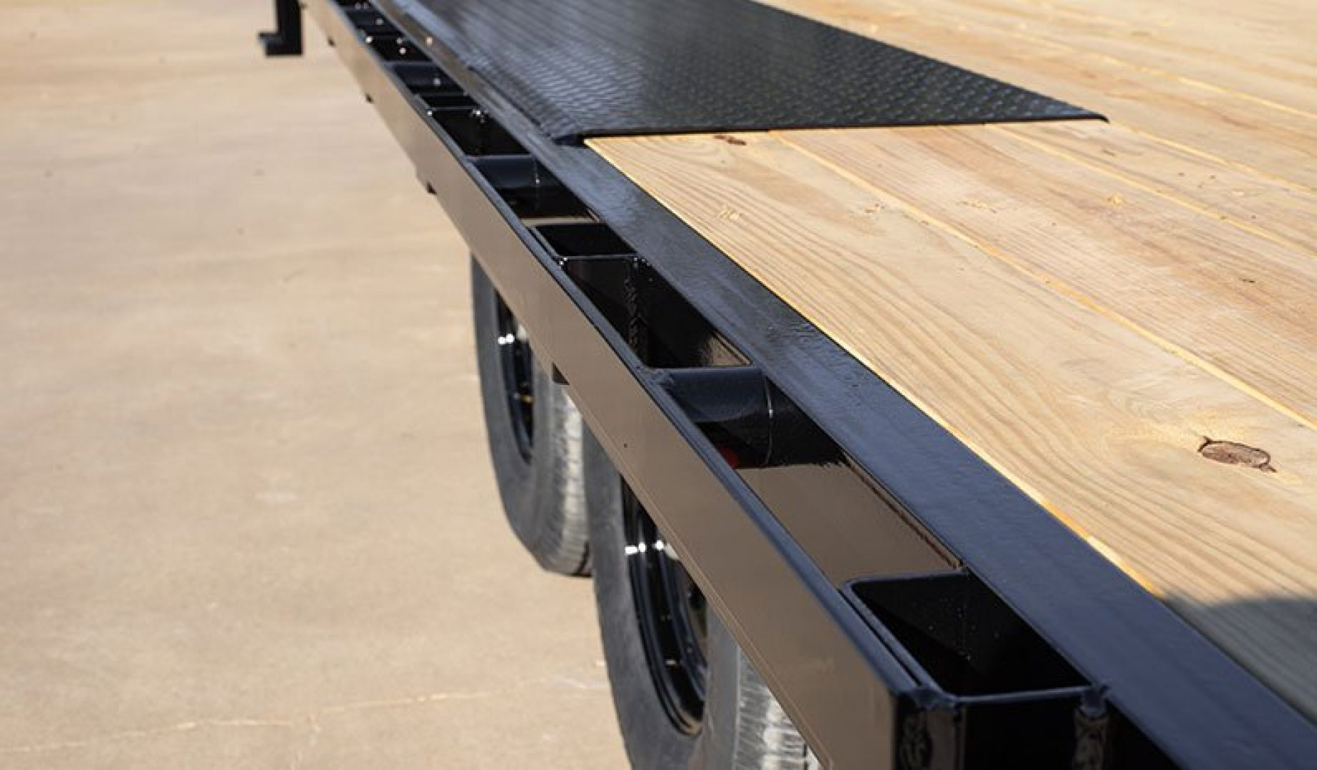 New 2025 MAXXD 102x24 Maxxd DOX 16K Deckover / 8K Axles / 4ft Dovetail ...