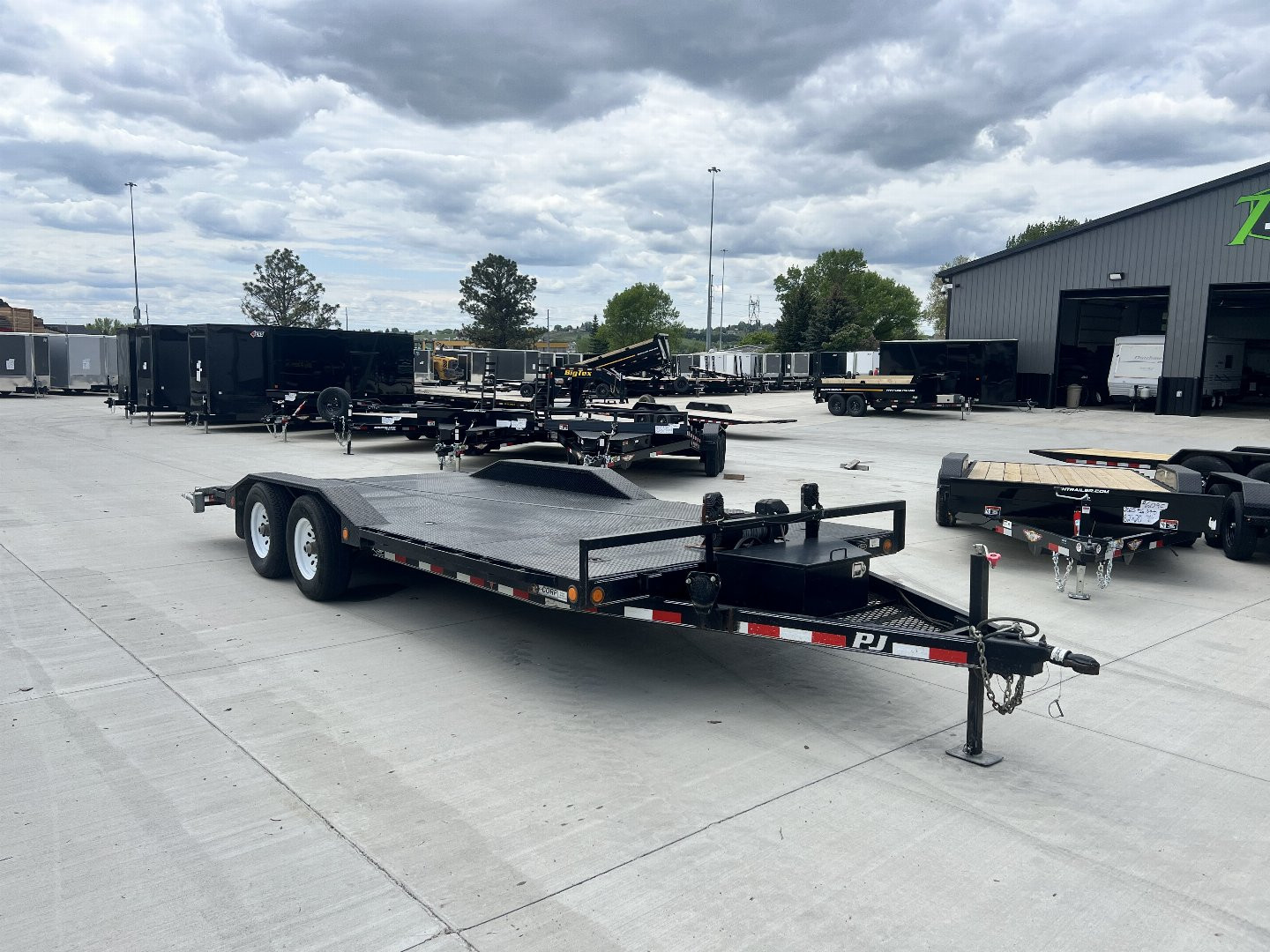 Used 2017 PJ 22’ flatbedTrailer 2-5200 lb axles=10K, dovetail, STEEL ...