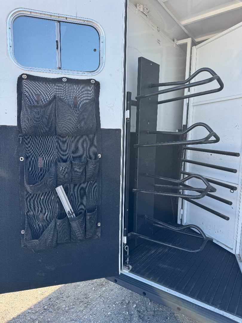 Used 2004 Logan Coach 4H LQ Horse Trailer