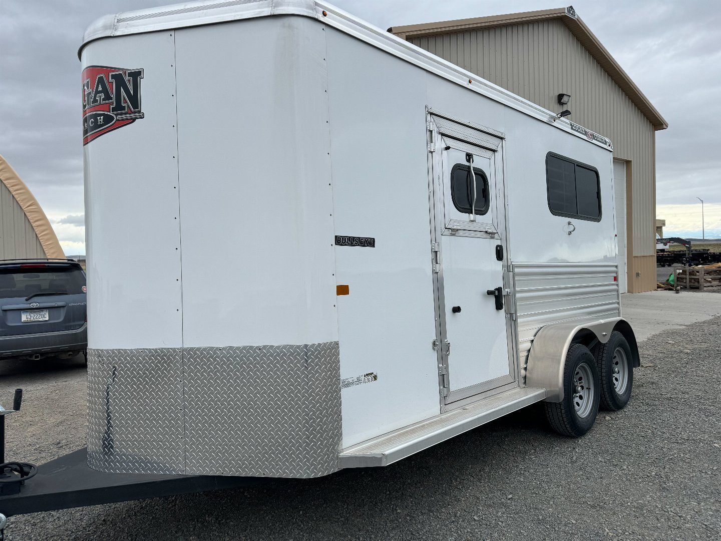 New 2024 LOGAN COACH 2H BULLSEYE STRAIGHT LOAD Horse Trailer