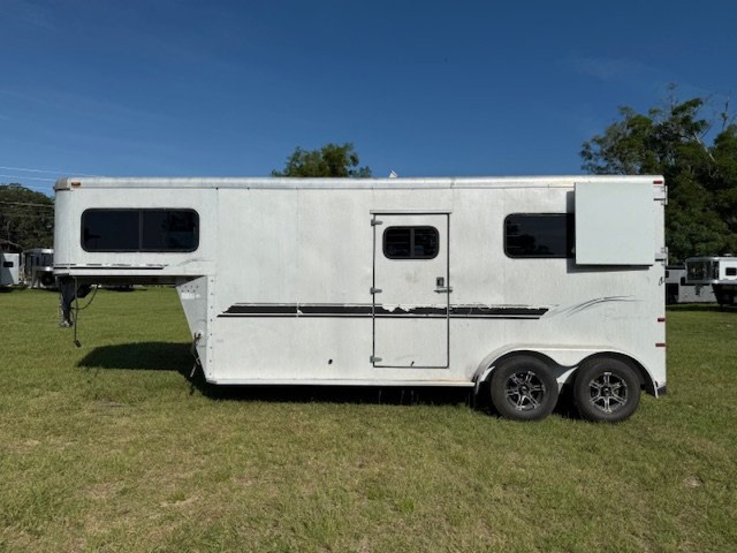 Used 2001 Sundowner 2 horse straight load gooseneck w/ dressing room ...