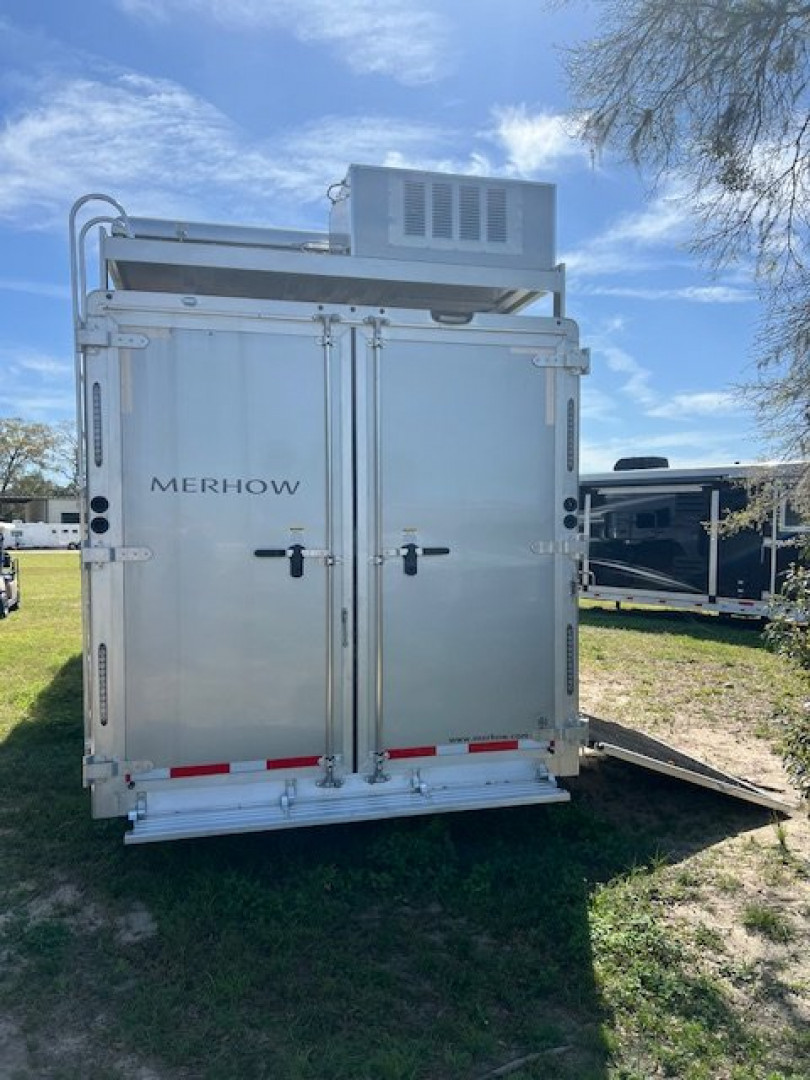 New 2025 Merhow Trailers 8' wide 3 horse side load Summit w/ 13' lq ...