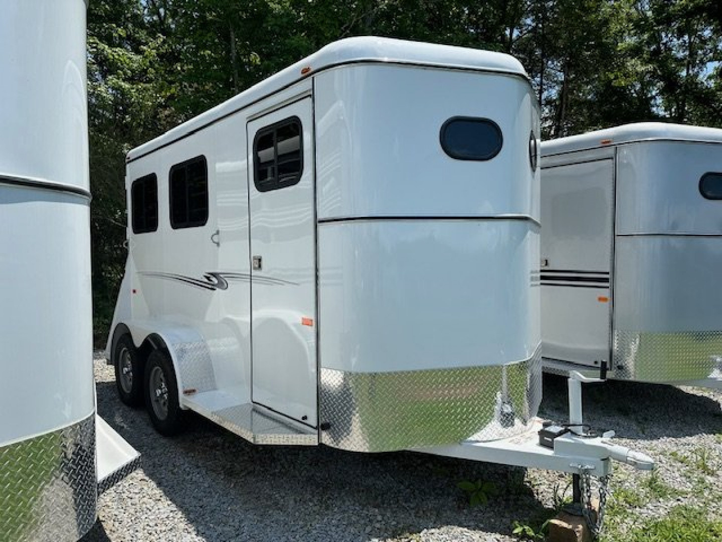New 2026 Bee Chief 2 Horse Fully Enclosed w/Escape Door Bumper Pull ...