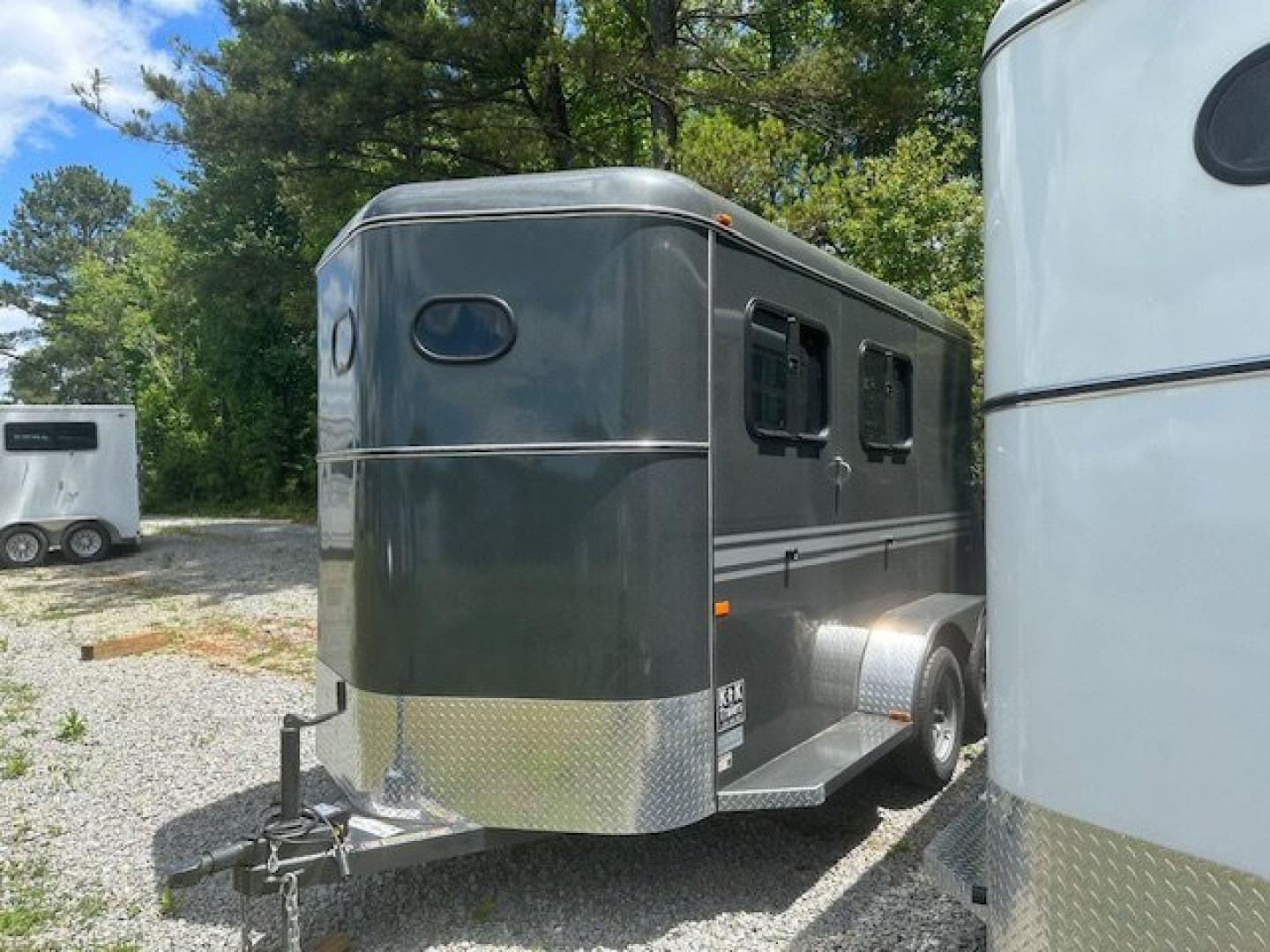 New 2025 BEE 2 Horse Slant Load w/Drops Bumper pull Horse trailer for ...