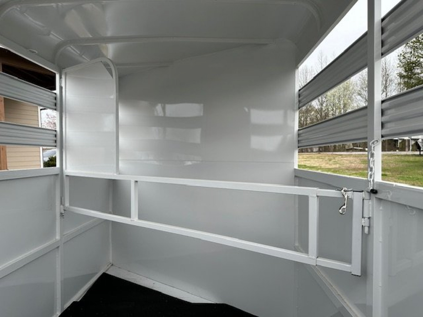 New 2025 Bee 2H Slantload BP Horse Trailer