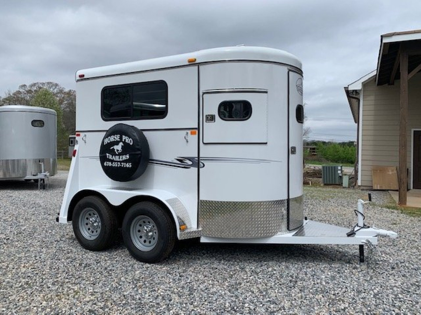 New 2025 BEE 2 Horse Straight Load BP Horse Trailer