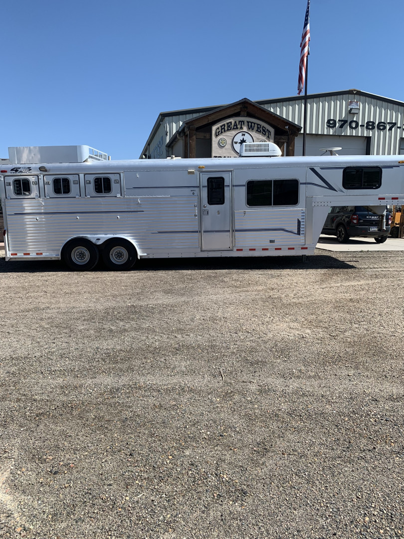 Used 2000 4-Star 10' LQ 3 Horse Trailer