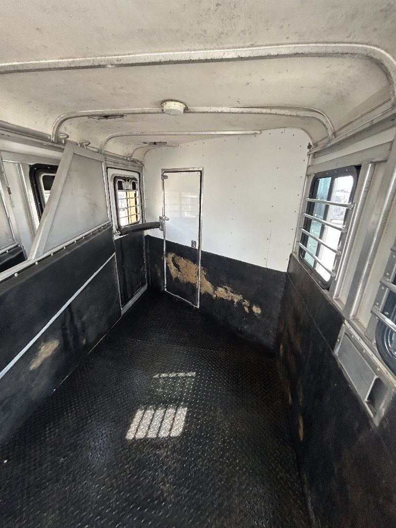 Used 2002 Gore Trailers 3 Horse Slant Load Horse Trailer