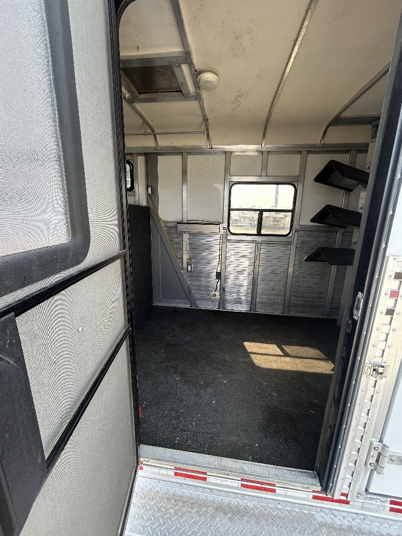 Used 2002 Gore Trailers 3 Horse Slant Load Horse Trailer