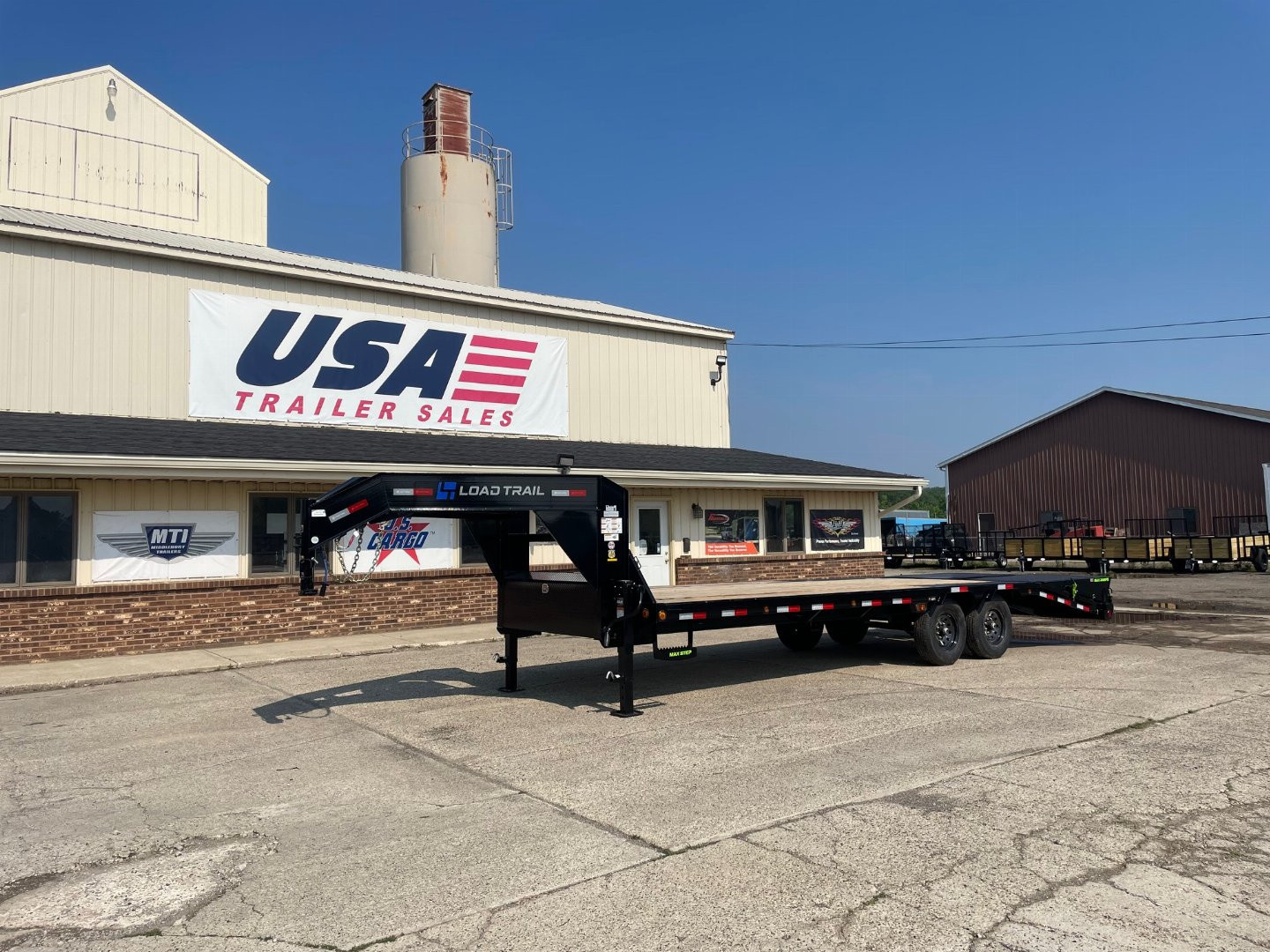 New 2025 LOAD TRAIL 102X25 Standard Gooseneck 14k Trailer w/Max Ramps