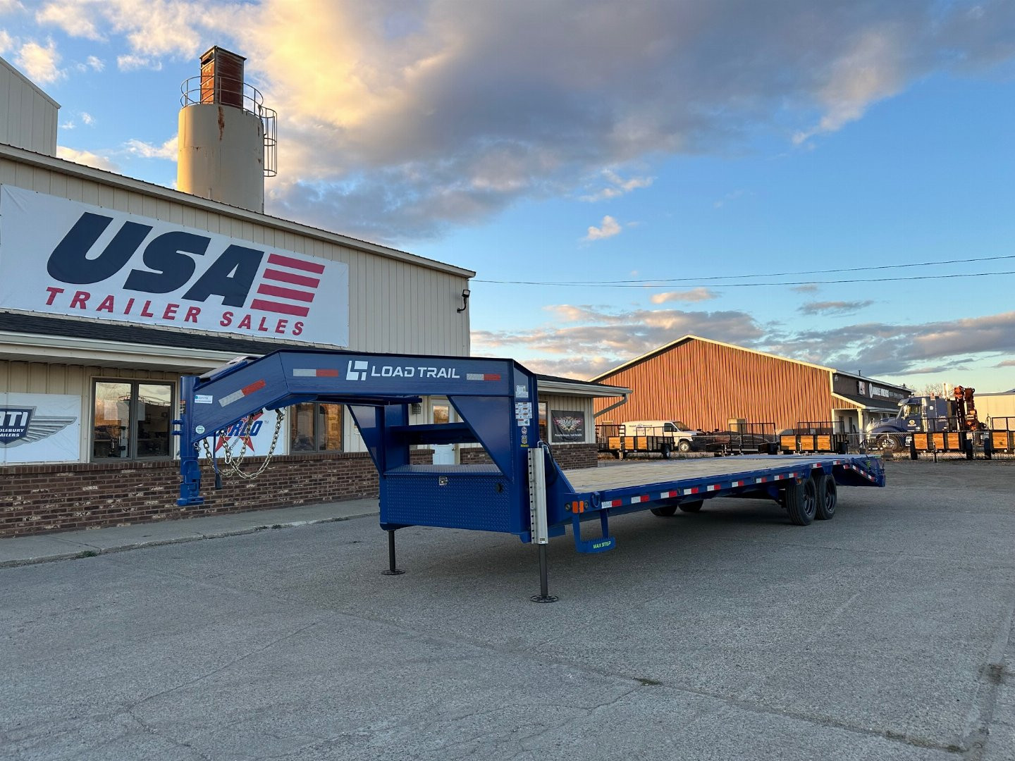 New 2025 Load Trail 102x30 Low Pro Gooseneck Trailer W/Max Ramps 16K