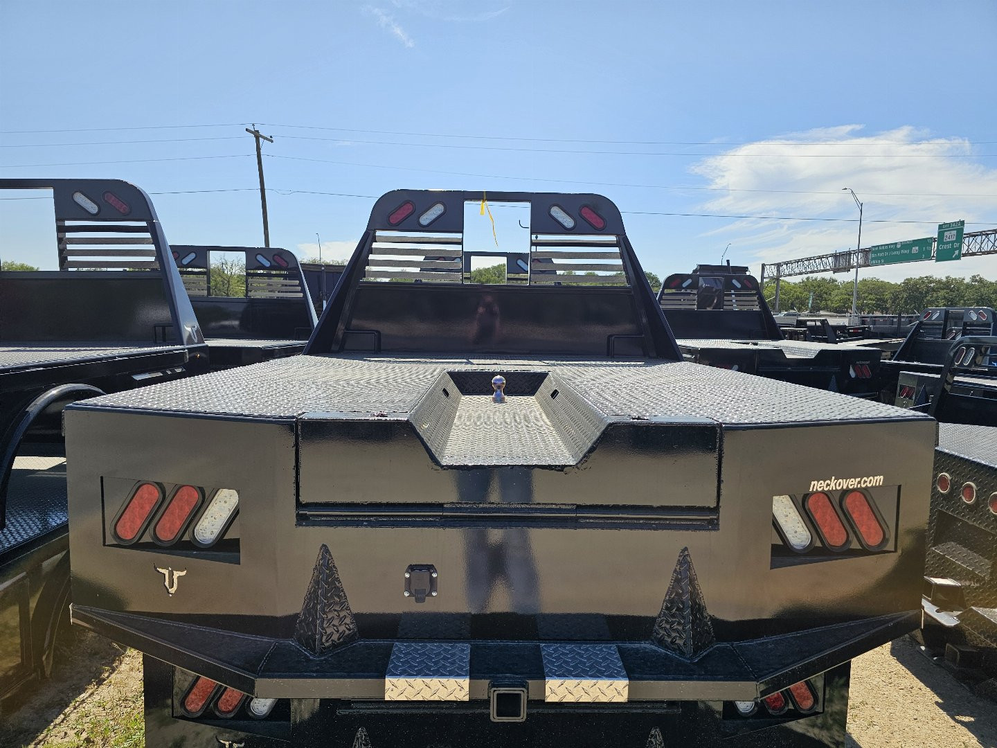 New 2025 Neckover DUALLY SPEARBED