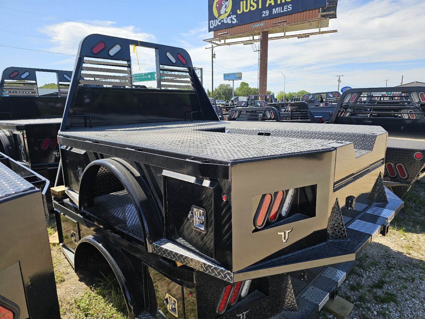 New 2025 Neckover DUALLY SPEARBED