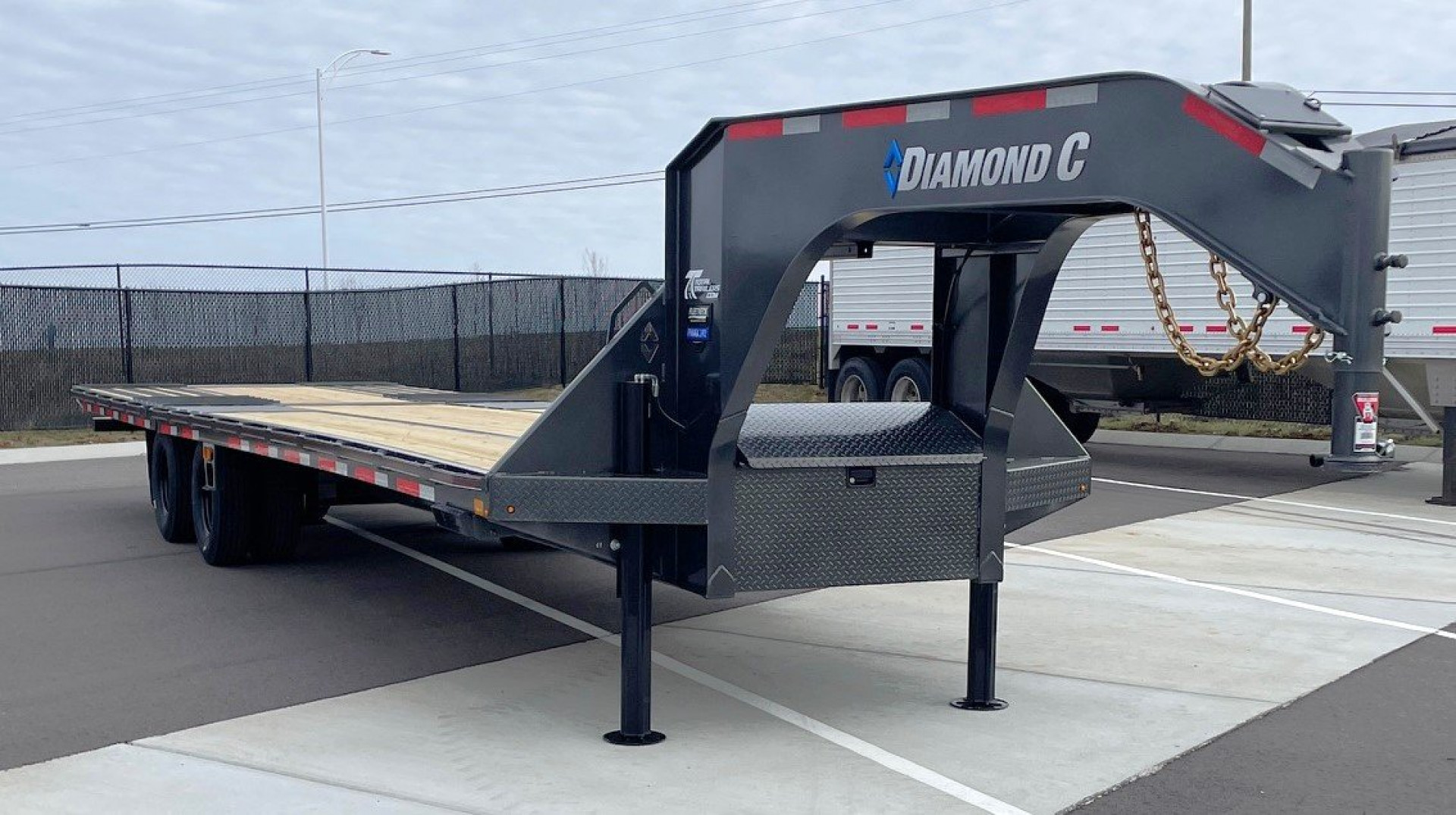 New 2025 Diamond C FMAX-212 32' Gooseneck Flatbed Trailer w/ Hydraulic ...