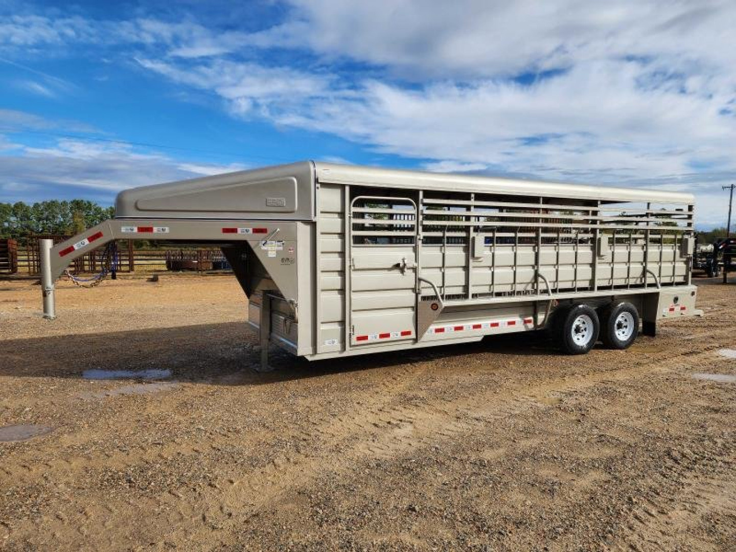 New 2022 GR Trailers 6 ft. 8 in. x 24 ft. Gooseneck Stock Combo Swing ...