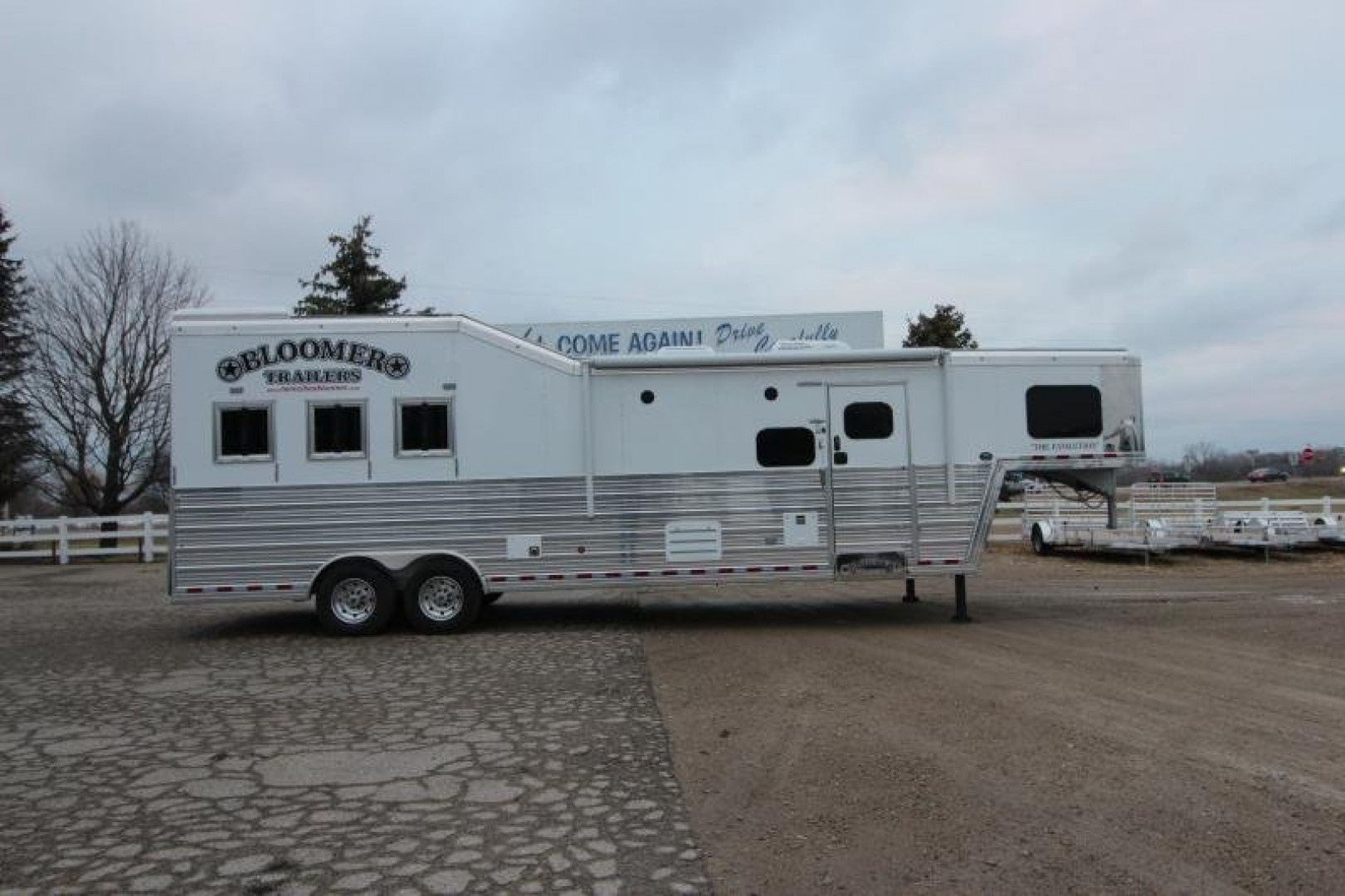 New 2024 Bloomer 3 Horse LQ Slide Out Trailer