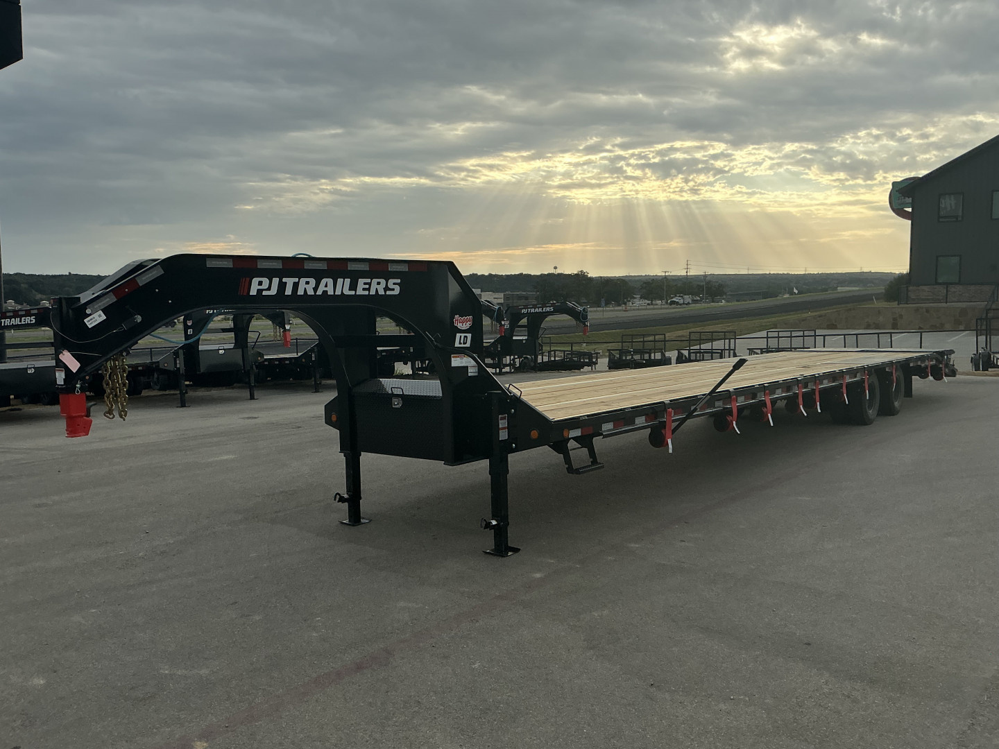 New 2026 PJ 102"x40' GN Low-Pro Flatbed w/ Duals - LD