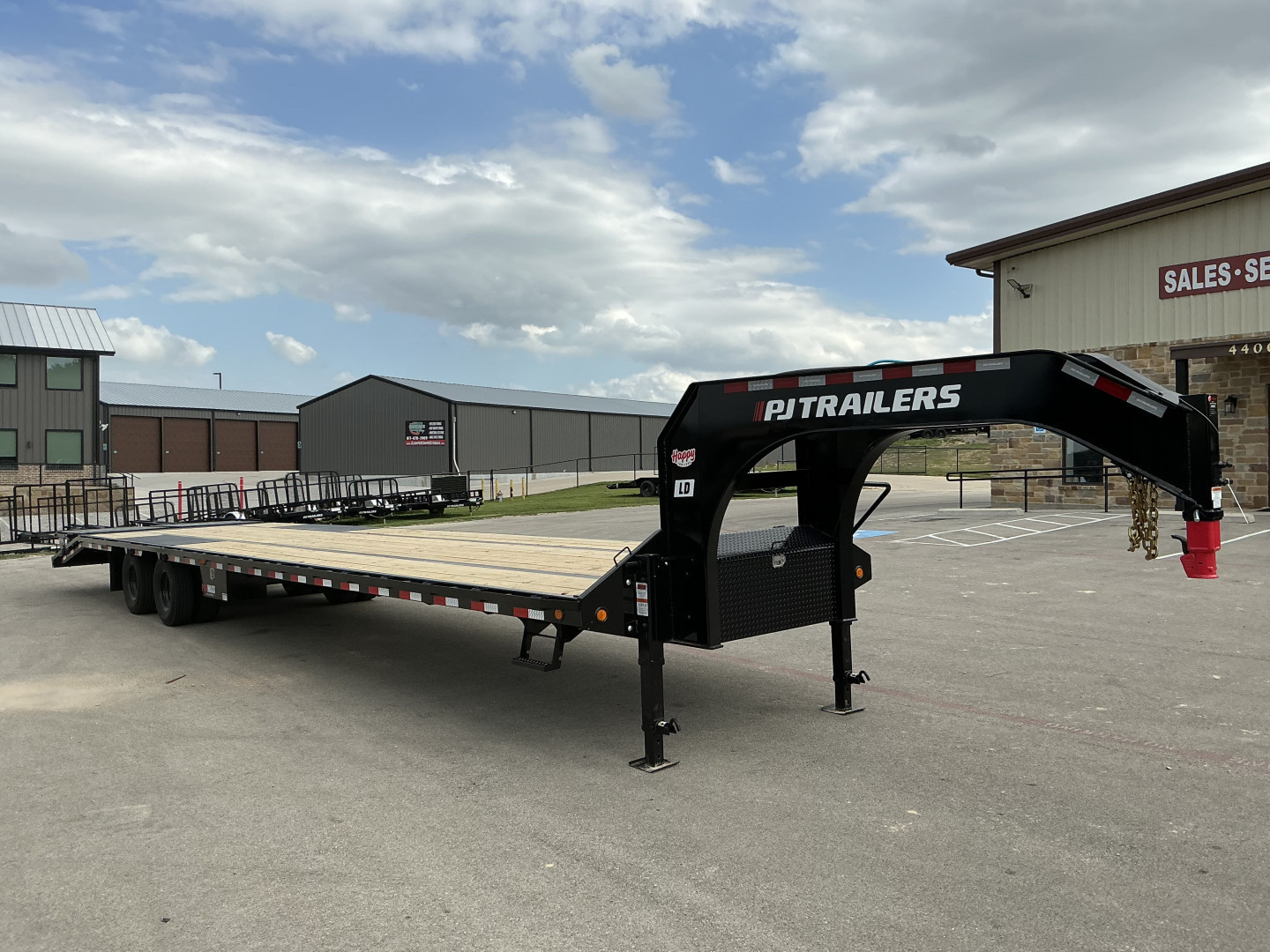 New 2026 PJ 102"x40' GN Low-Pro Air-Ride Flatbed w/ Duals - LD