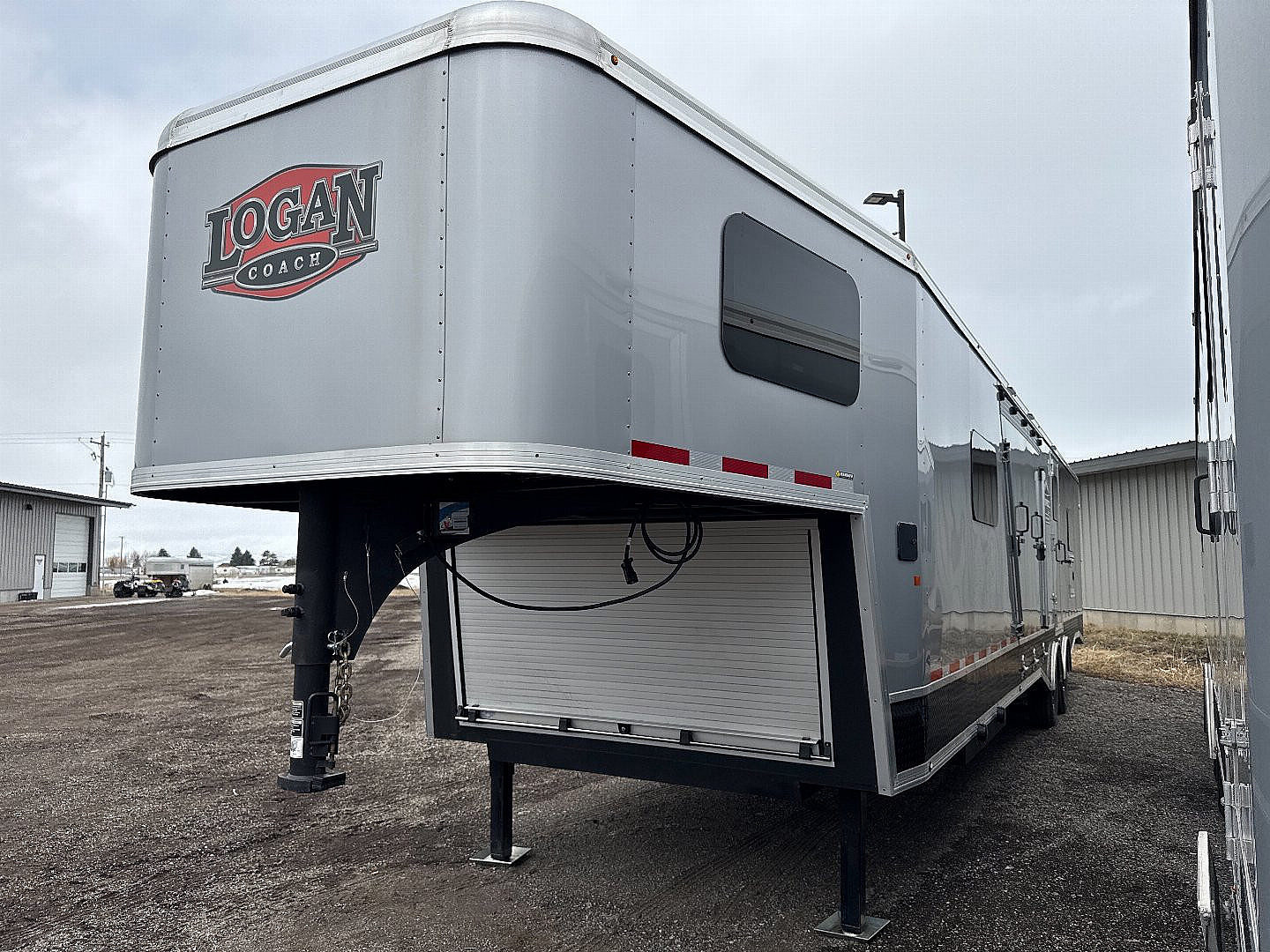 New 2025 Logan Coach 35' Z Broz Horse Power H2 All Season