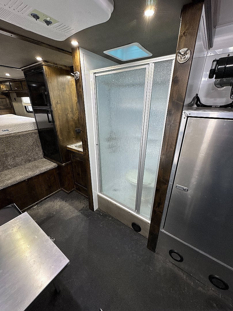 New 2025 Logan Coach 35' Z Broz Horse Power H2 All Seasons