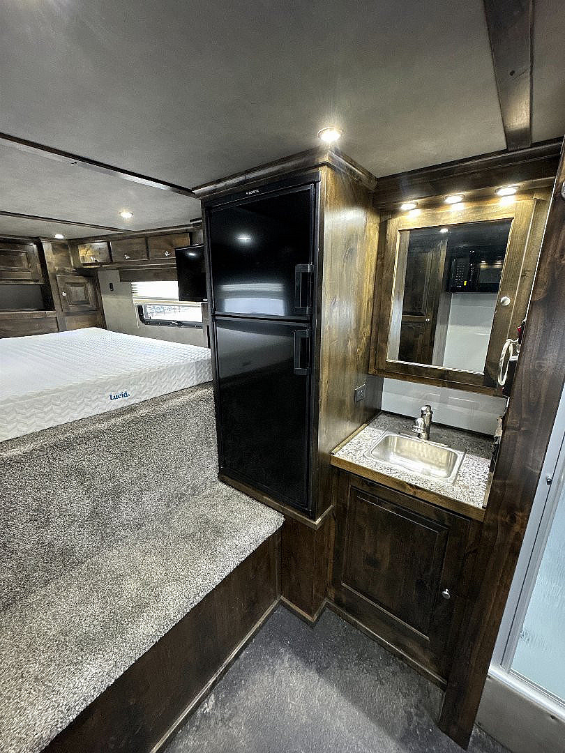 New 2025 Logan Coach 35' Z Broz Horse Power H2 All Seasons