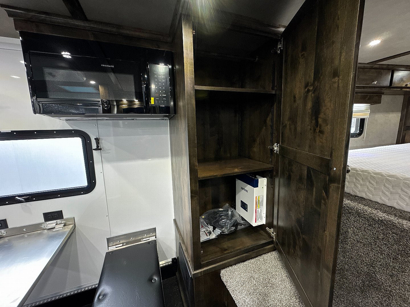 New 2025 Logan Coach 35' Z Broz Horse Power H2 All Seasons