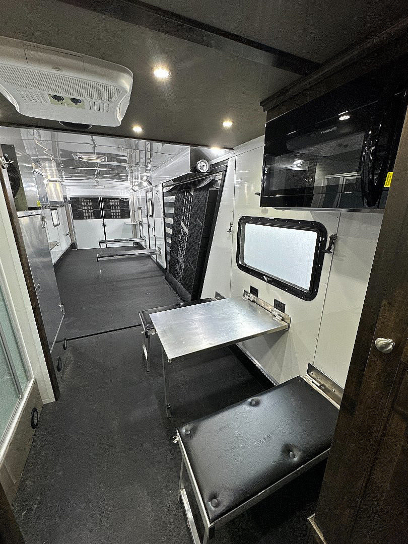 New 2025 Logan Coach 35' Z Broz Horse Power H2 All Seasons