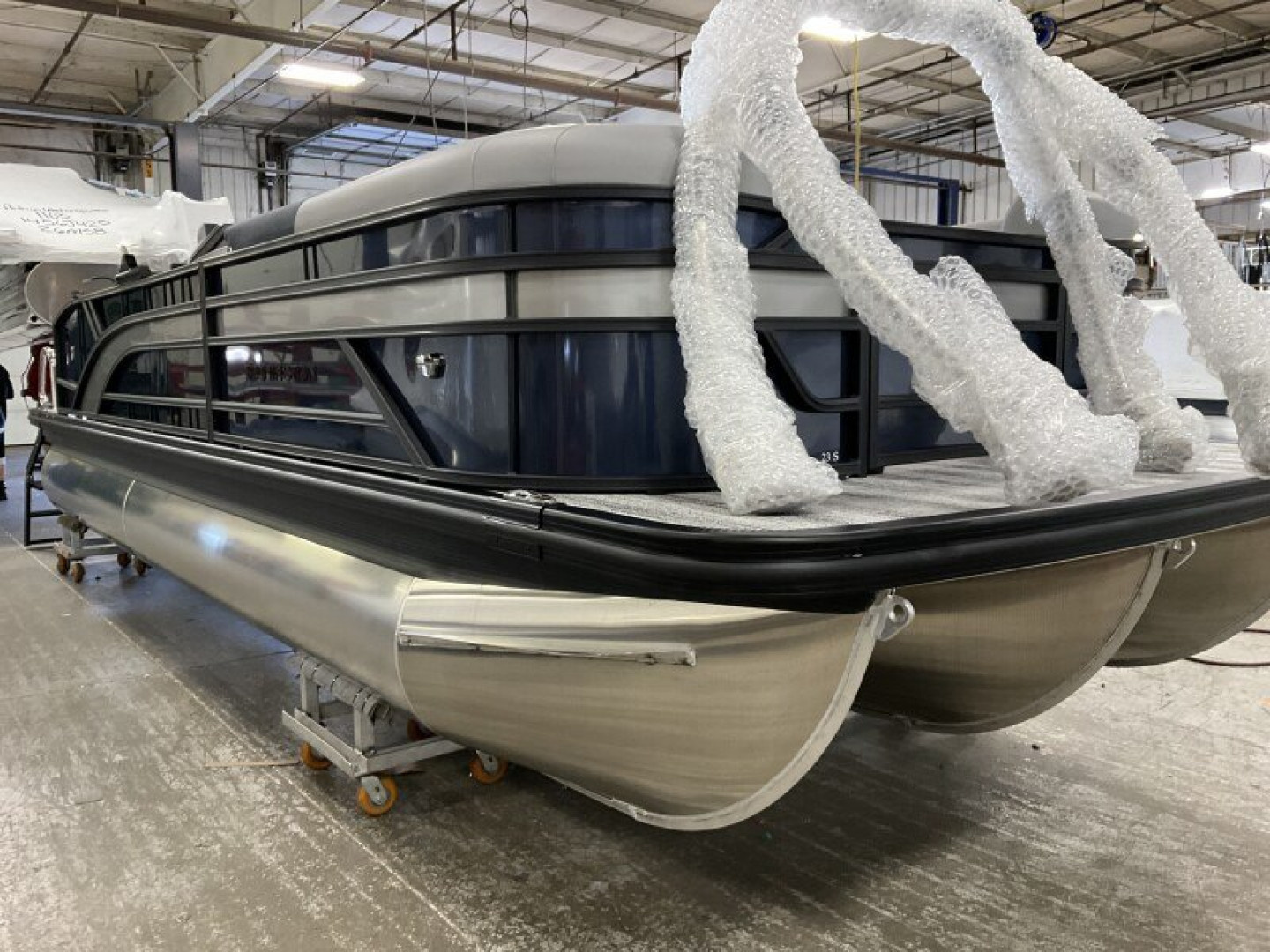 New 2025 BENNINGTON 23 S SWINGBACK TRITOON Pontoon Boat