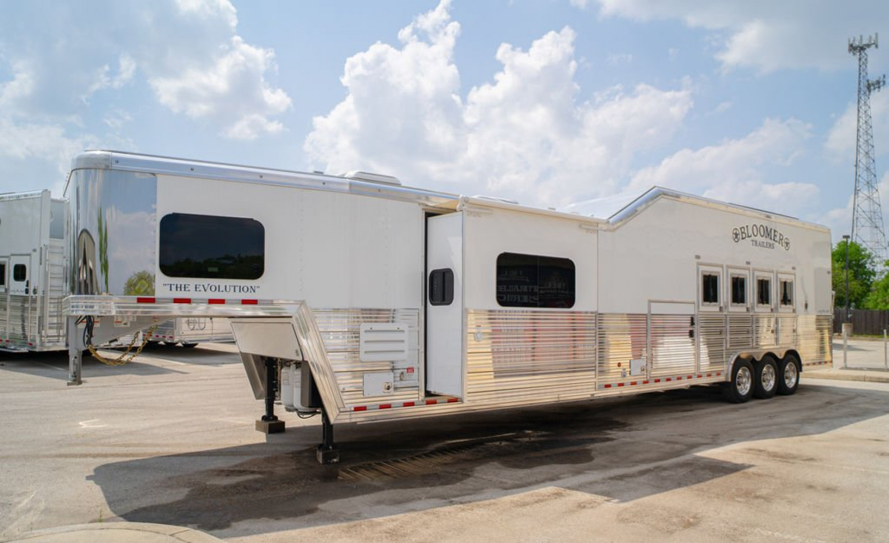 New 2025 Bloomer 4 Horse 16'6" Gooseneck Outlaw Living Quarters '25 Horse Trailer for sale in ...