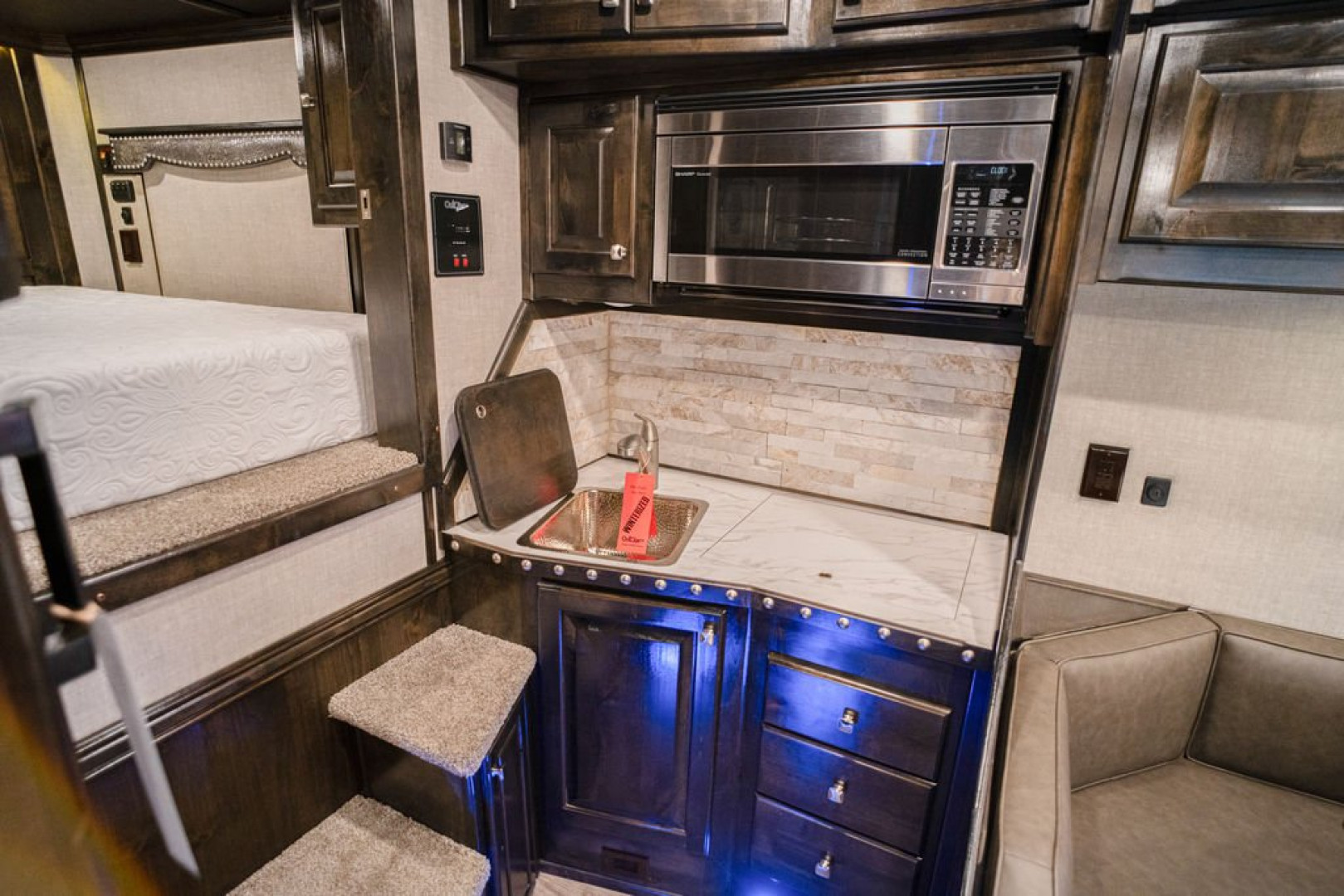 New 2025 Bloomer 4 Horse 16'6" Gooseneck Outlaw Living Quarters '25 ...