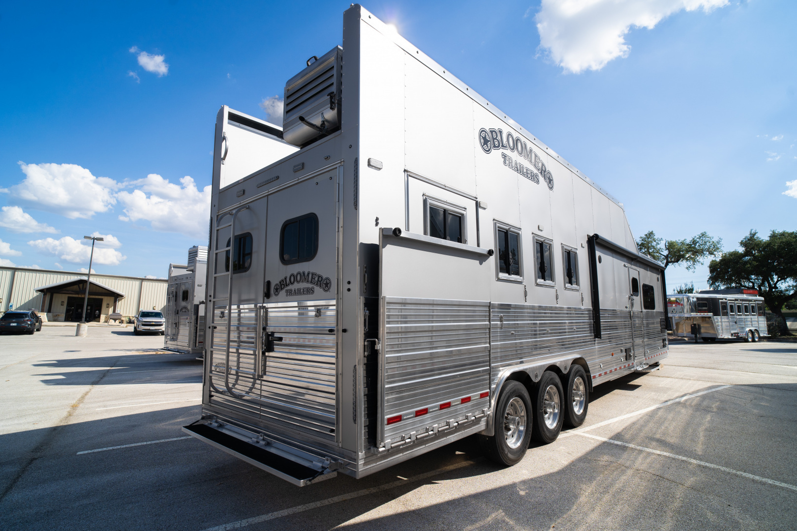 New 2025 Bloomer 4 Horse 17'9