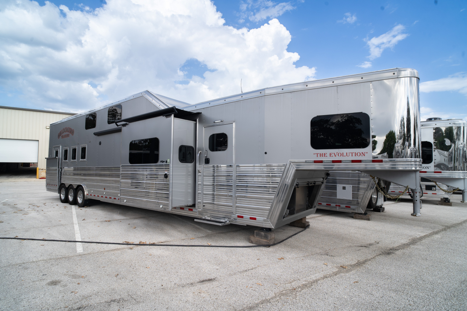 New 2025 Bloomer 4 Horse 20'0" Gooseneck Outlaw Living Quarters '25 ...