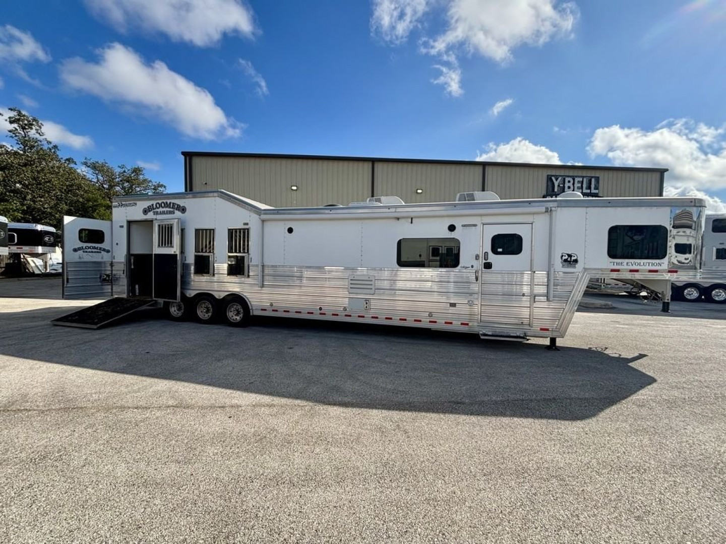 Used 2016 Bloomer 4 Horse 17'6" Gooseneck Outlaw Living Quarters '16 Horse Trailer for sale in ...