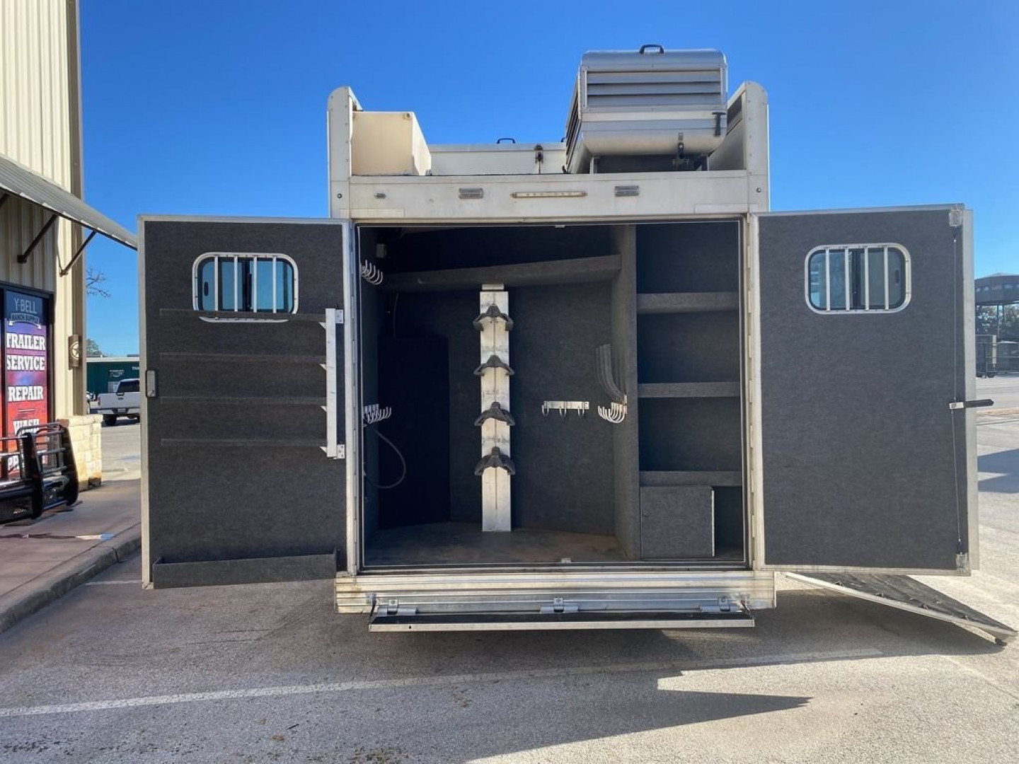 Used 2017 Bloomer 4 Horse 15'6" Gooseneck Outlaw Living Quarters '17 Horse Trailer for sale in ...