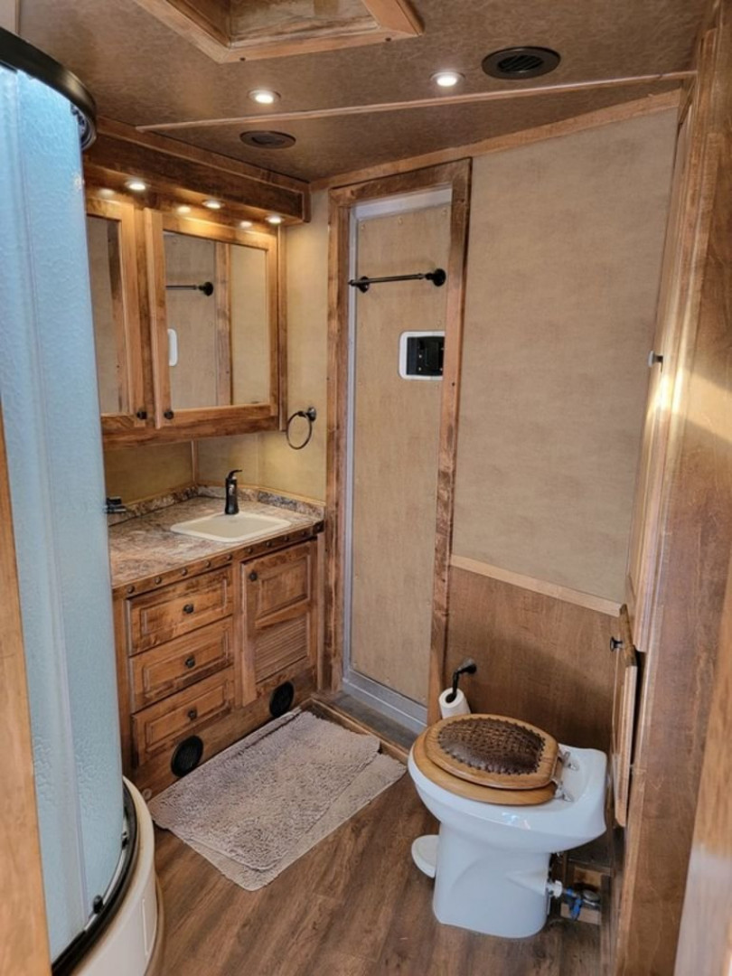 Used 2017 Bloomer 4 Horse 15'6" Gooseneck Outlaw Living Quarters '17 Horse Trailer for sale in ...