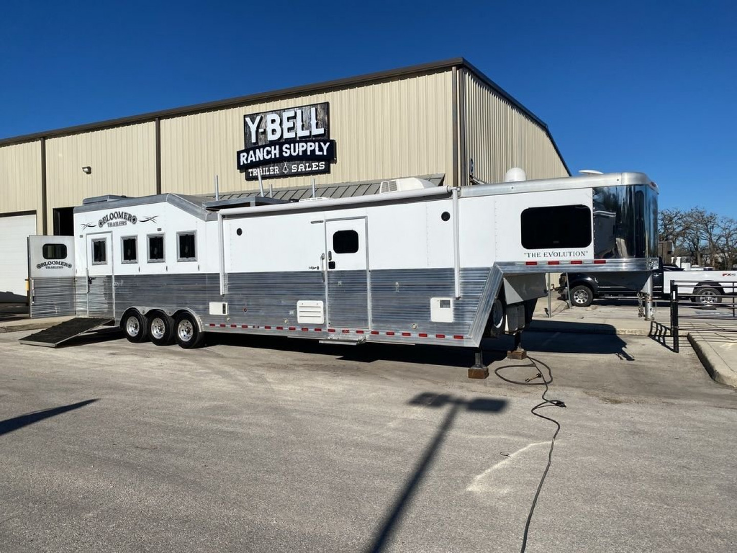 Used 2017 Bloomer 4 Horse 15'6" Gooseneck Outlaw Living Quarters '17 Horse Trailer for sale in ...